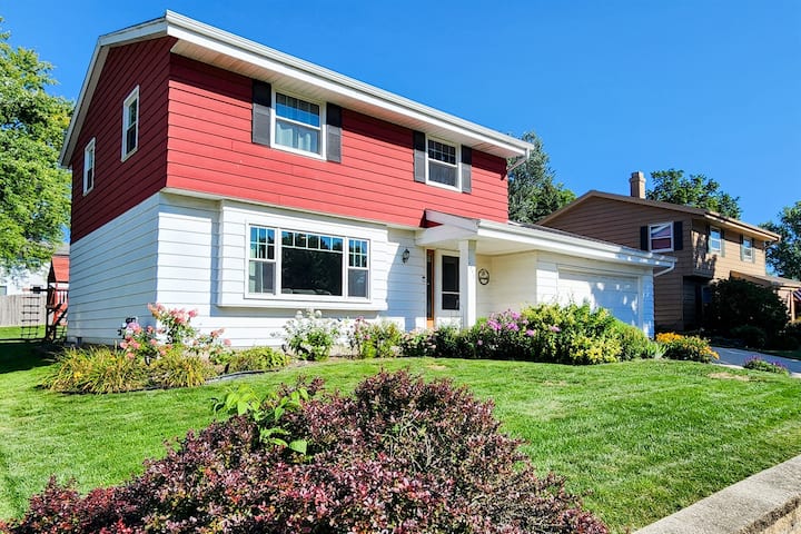 Game Night Haven With Gas Fireplace - Oak Creek, WI