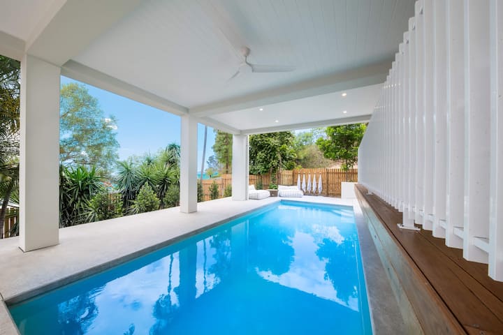 Airlie's Best Views - Luxury Waterfront Villa - Airlie Beach