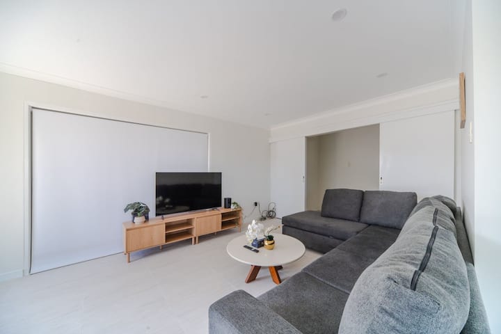Spacious 5b3b Home With 2 Living Areas & Pool - Griffith University, Nathan Campus