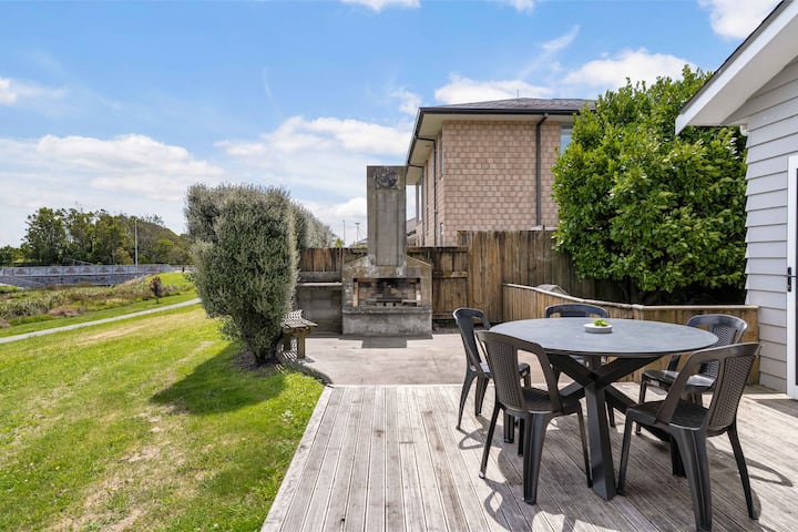 Sunlit Shores - Papamoa Holiday Homes - Bay of Plenty