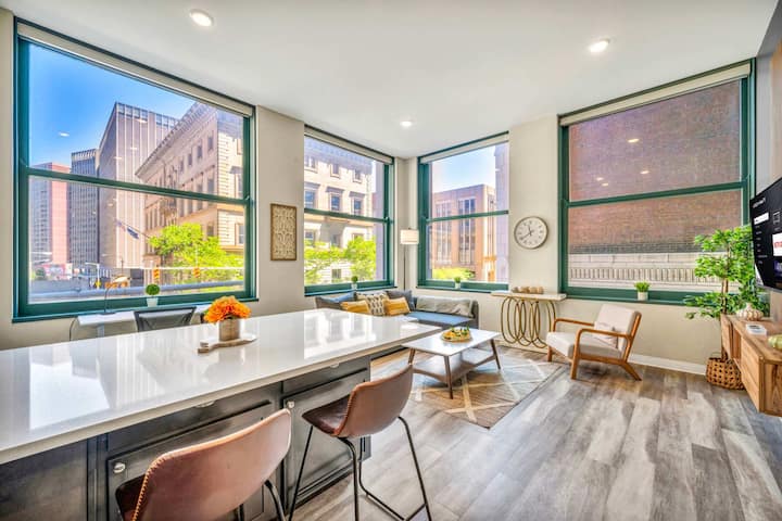 Luxe Flat W/ Heated Pool & Sauna • Gym•heart Of Dt - Cleveland