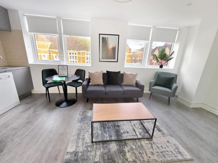 Regent Circus Apartments (07) 1 Bedroom Sleeps 2 - Swindon