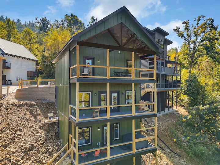 The Pinecrest Poolhouse - Gatlinburg, TN