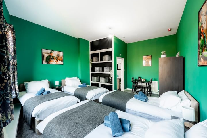 Spacious Ensuite Room · Upper Floor · Sleeps 4 - Nottingham