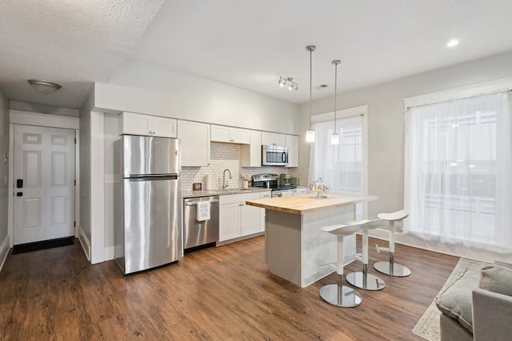 Brady Station - Passangers Suite (2br) - Davenport, IA