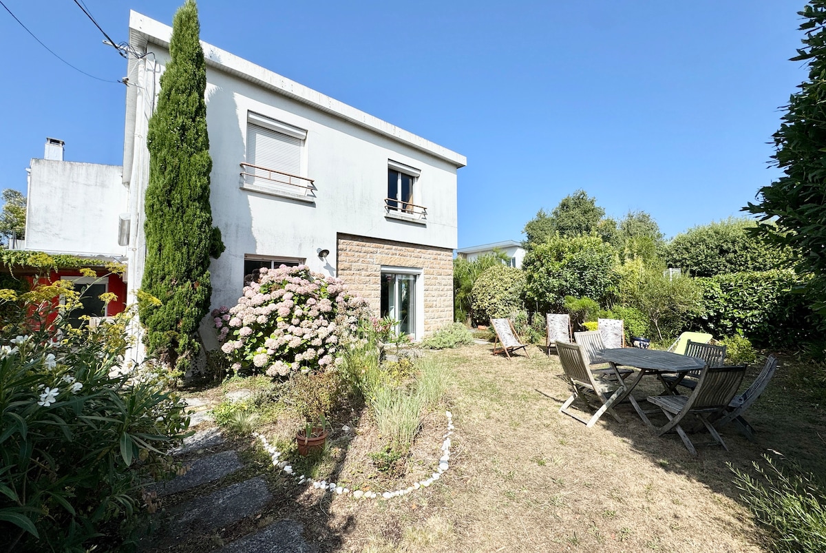 Casa luminosa con jardín a 50 m del mar - Casas en renta en Larmor ...