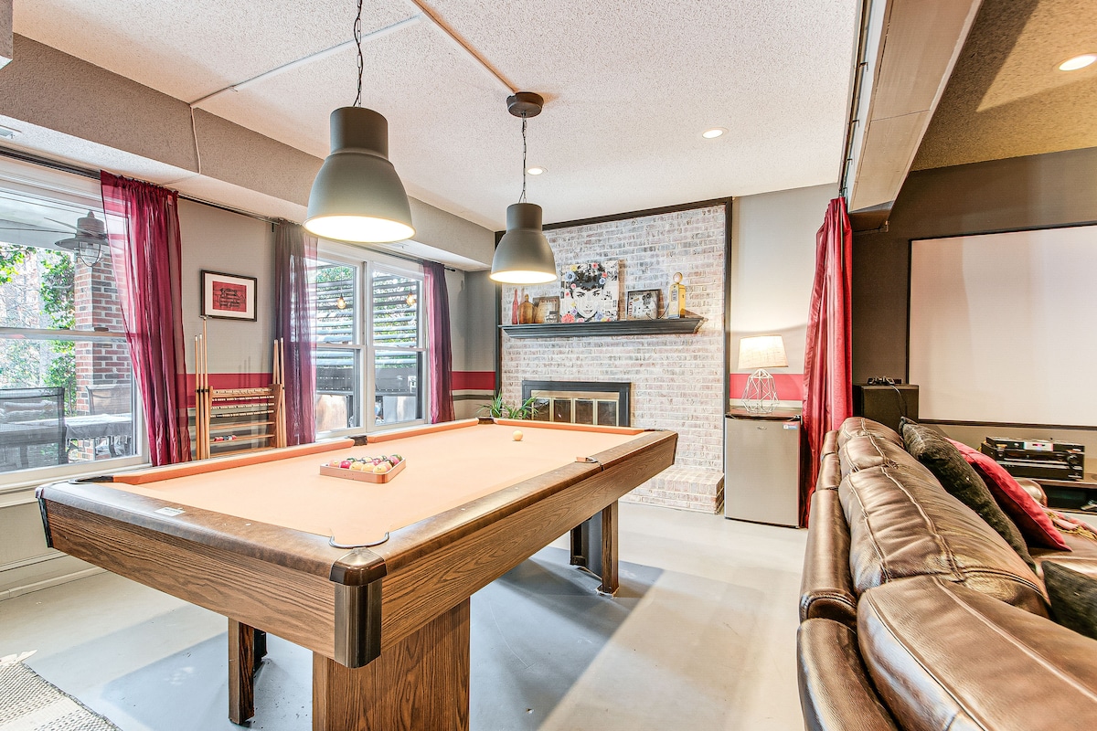 Joyau de 4 100 pieds carrés avec table de billard et jardin à Raleigh ...