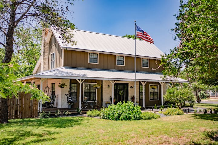 Alice's Haus- Sleeps 10, Pool +Fire Pit, Near Main - Fredericksburg, TX