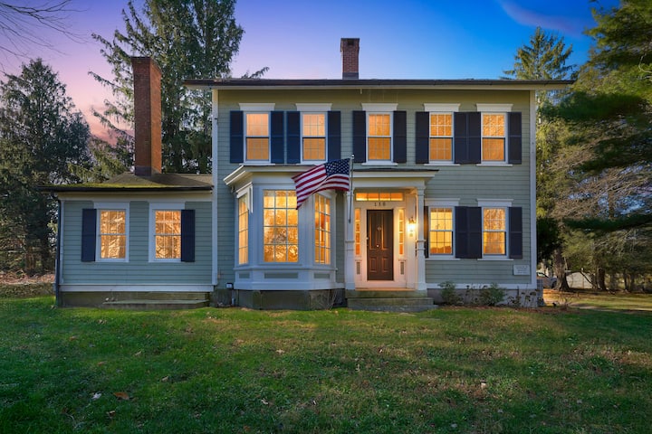 Charming Historic Connecticut Home W/spacious Yard - Weston, CT