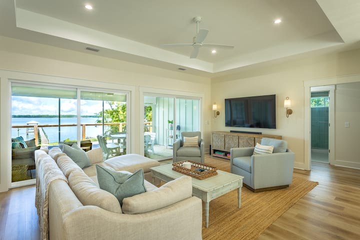 Sea La Vie-brand New Dock Home On The Bay - Alligator Point, FL