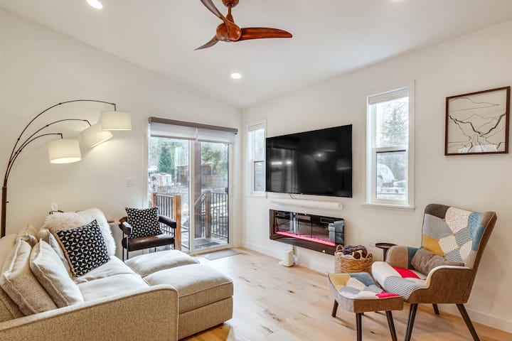 New Luxury Modern Riverside Scandinavian Cabin - Breckenridge, CO