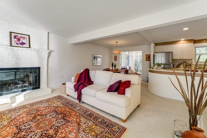 1 Mi To Main Street! Mcm-style Home In Brunswick - Brunswick, ME