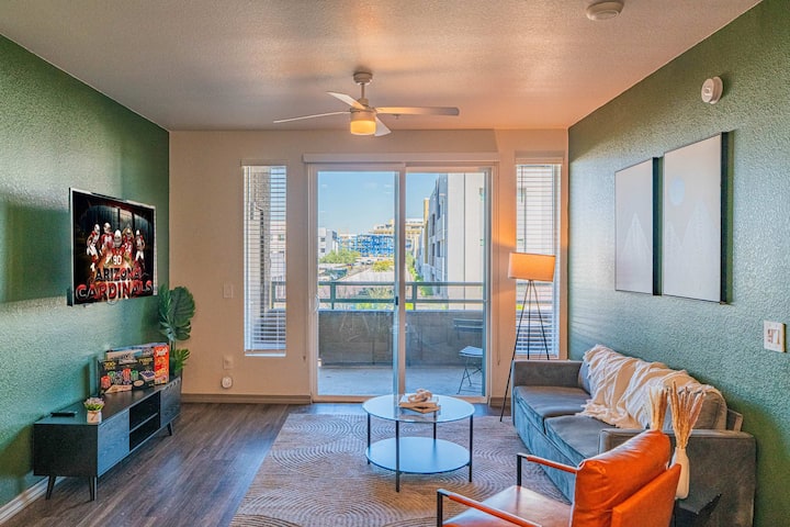 Live By Stadium With Balcony-pool-gym-parking-w/d - Glendale, AZ