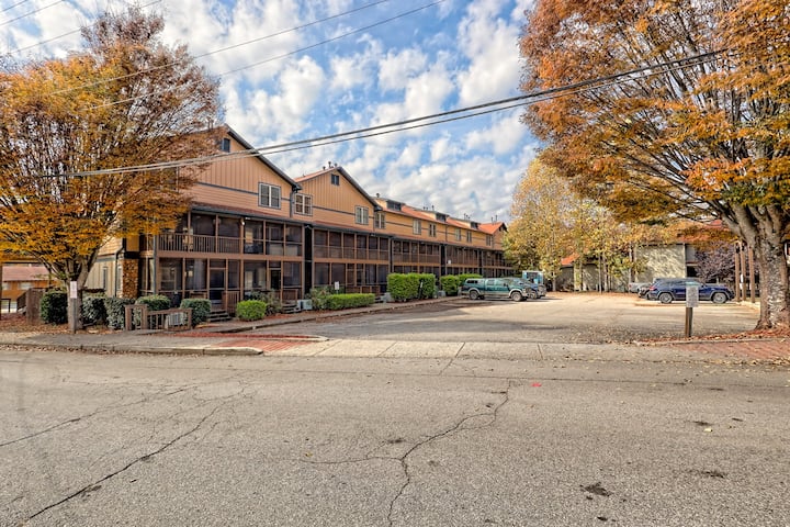 Charming Alpine Studio | 1st Floor | Downtown - Helen, GA