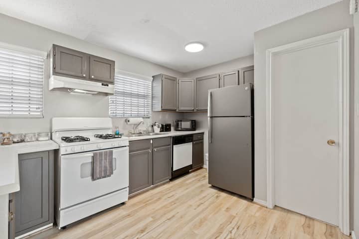 Cozy Apt Sleep 6 Near Downtown & Med Center! - Houston, TX