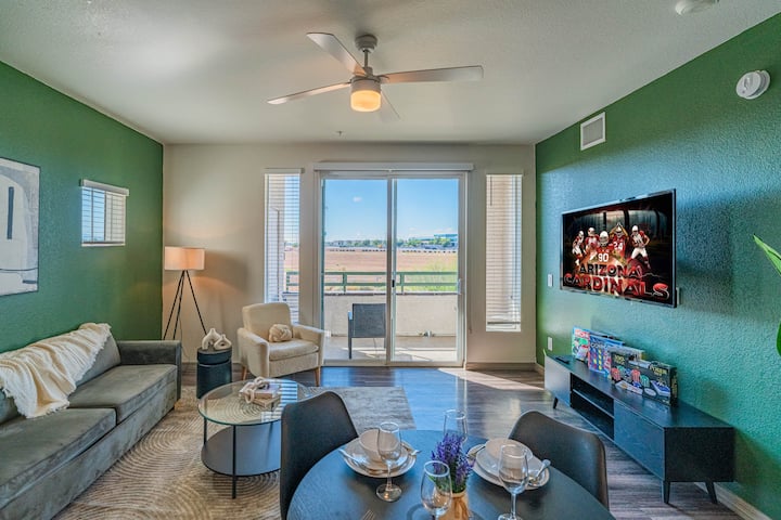 Steps From Stadium | Balcony-pool-gym-parking-w/d - 글렌데일