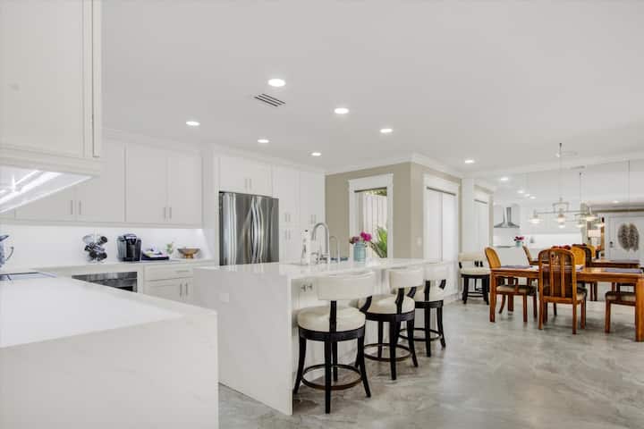 Terrace Haven Getaway-w/patio, Lounge Deck & Grill - Tampa, FL