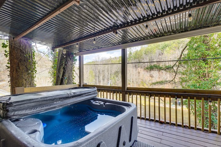 Hot Tub, Trails, Views! Little River Retreat - Townsend, TN