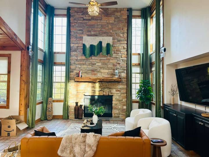 Wooded Getaway~5 Ensuites~hottub~firetable~games - Galena, IL