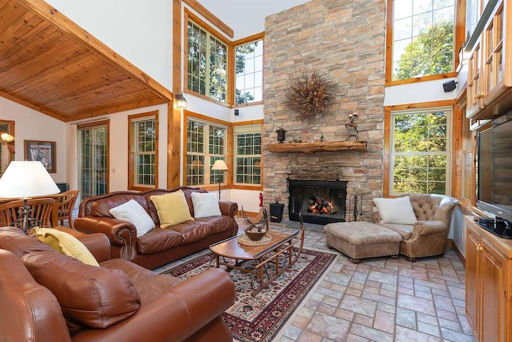 Cedar Slope Sanctuary, 5 Ensuites, Hottub, Firepit - Galena, IL