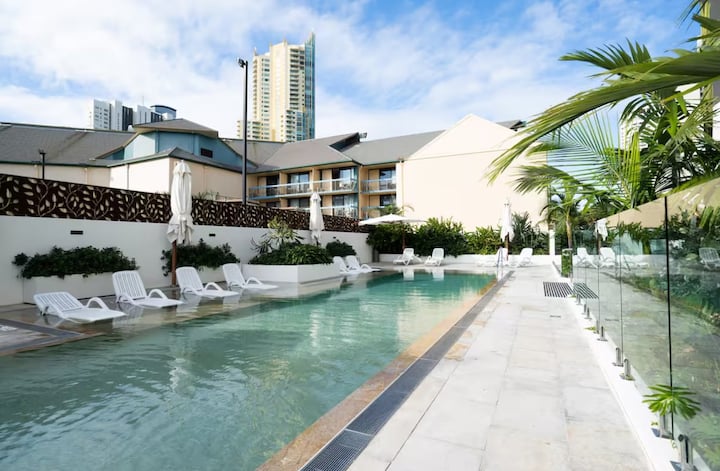 Coastal Luxe Apartment With Ocean & River Views - Surfers Paradise