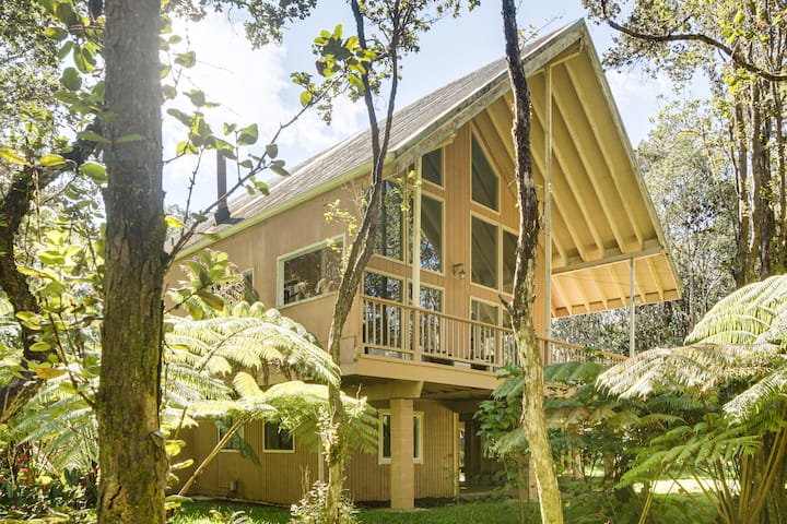 3 Mi To Hawaii Volcanoes Np: Spacious Home W/ Deck - Volcano, HI