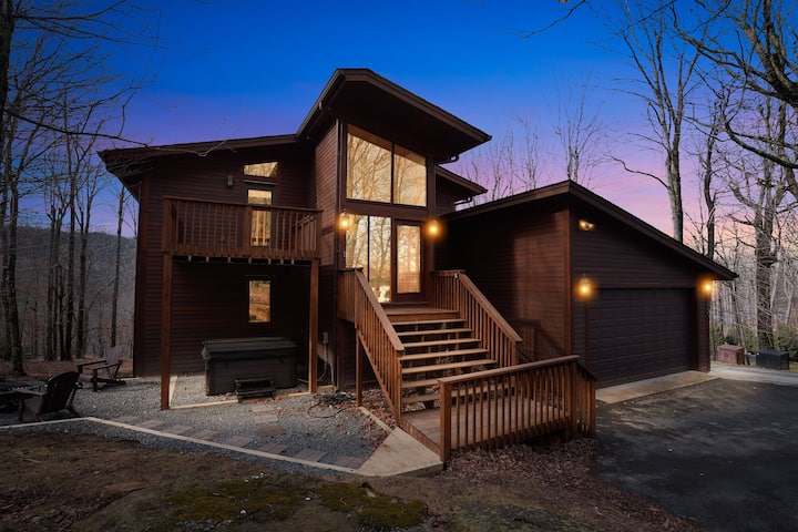 'Beech Front' Retreat W/ Hot Tub & Ski Slope Views - Sugar Mountain, NC
