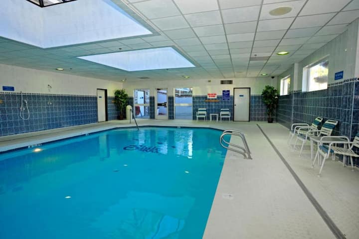 Mountain Views + Pool, Free Breakfast & Parking - Klamath Falls, OR