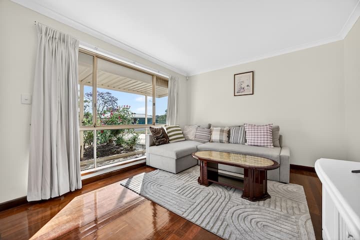 Spacious 4-bed House With Private Garage - マンジュラ