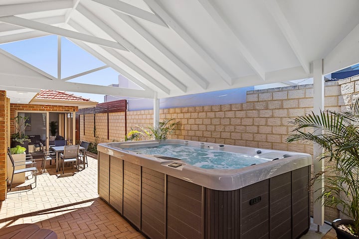 Broadbeach Breeze - Spa, Beach, 4brm, Sleeps 9 - Joondalup