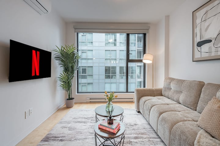 Chic Modern Basilica Boutique - Square Victoria - Montreal