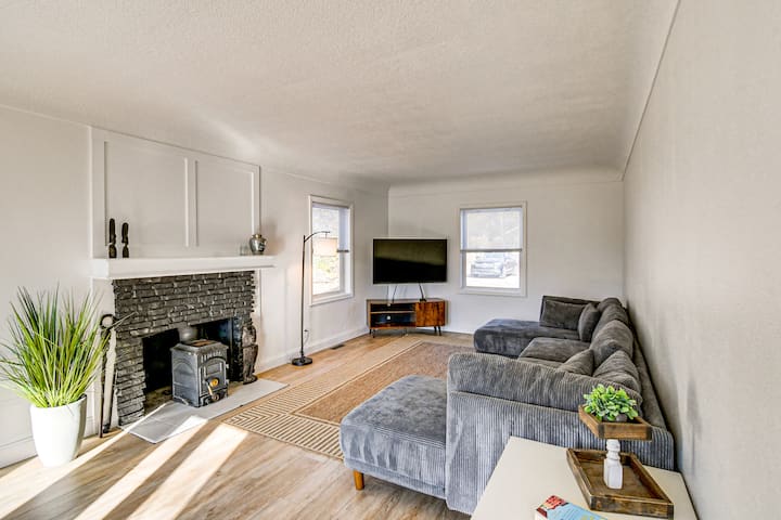 Home W/ Spacious Yard, 3 Mi To Dtwn Des Moines! - Des Moines, IA