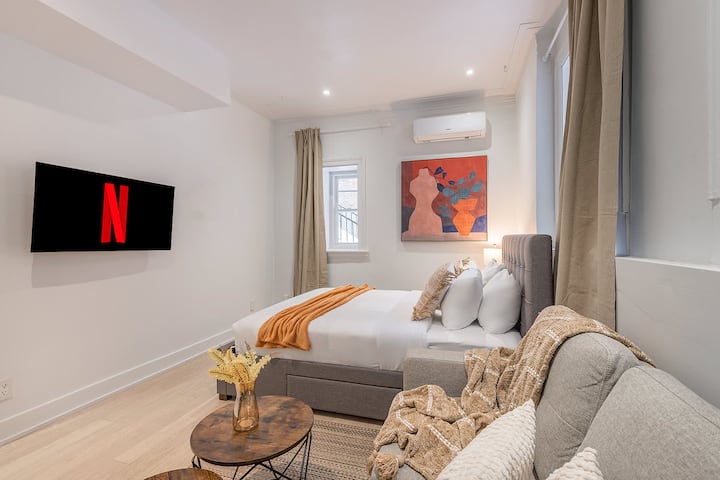 Cozy Montreal Den: Designer Style - Montréal, QC