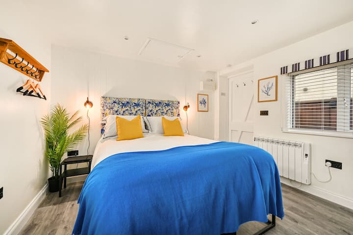 Stone's Throw - Hythe