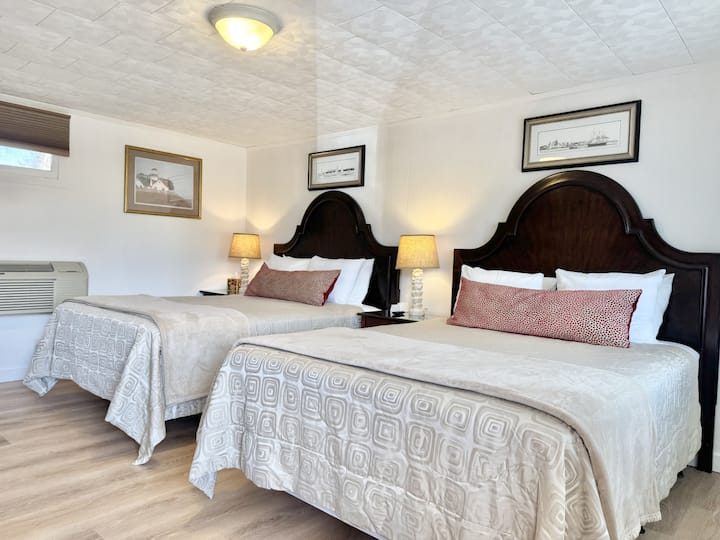 Gallagher's Travels Room 3 (Double Queen Bed) - Bar Harbor, ME