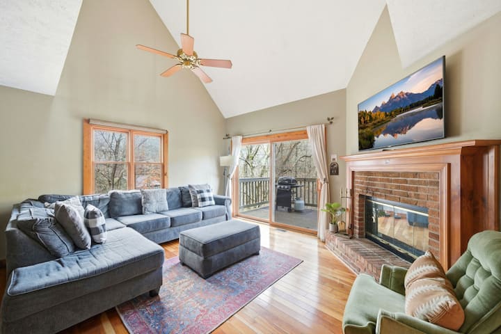 The Woodview Hideaway | Hot Tub, Game Room & More! - Townsend, TN