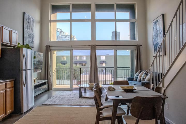 Little Italy Hideaway Loft Style With Parking - Coronado, CA