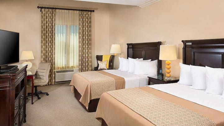 2-queen Suite & Dining At Sister Hotel Next Door - Orange, CA