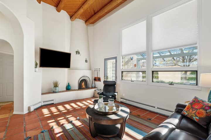 Casa Viaje Pavo Real Is A Bright And Pet-friendly - Santa Fe, NM