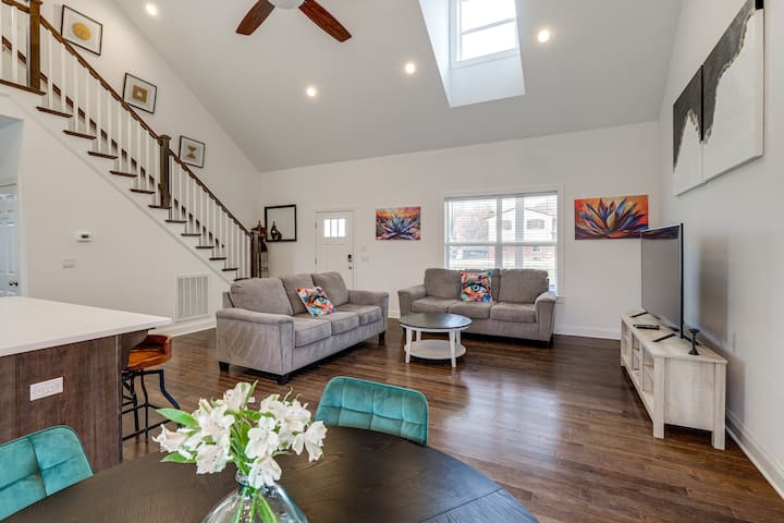 Hot Tub & Yard: 'Temptation Stays' Home In Roanoke - Roanoke, VA