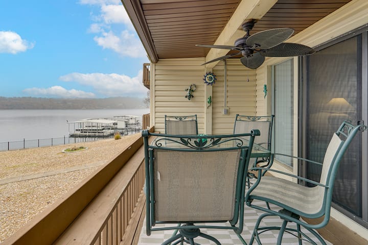 Main Channel View! Condo W/ Dock & Pool Access - Sunrise Beach, MO