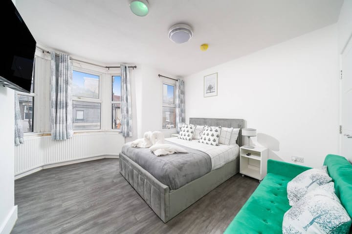 Beautiful Gem In Ilford - Barking