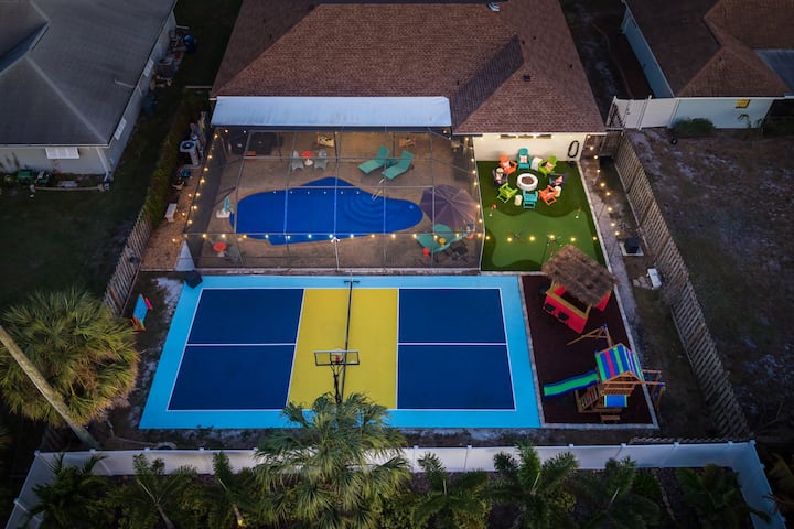 Sleeps 14 • Sport Court • Tiki Bar • Heated Pool - Bradenton, FL