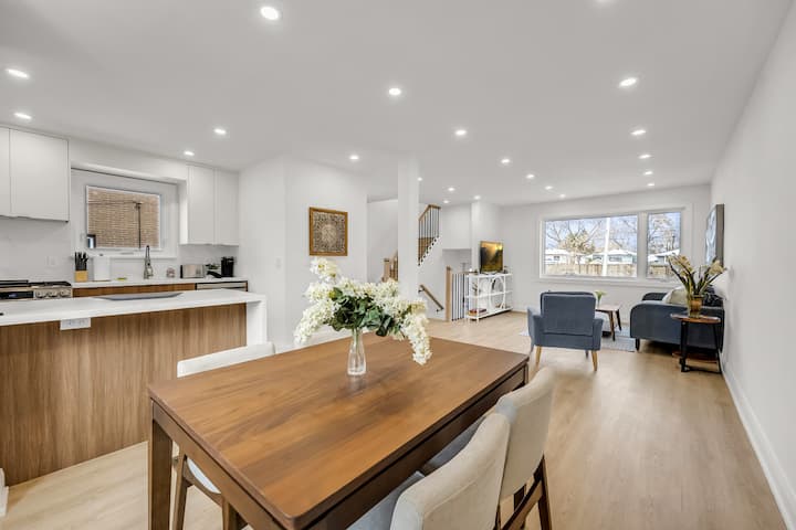 *Family Haven* Renovated 3br • Backyard • Parking - Burlington