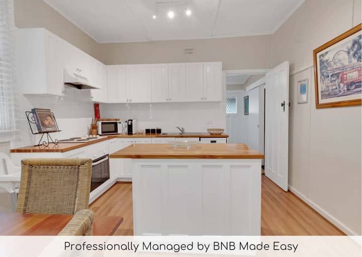 Darcy's Cottage | Cosy & Practical Family Stay - Wagga Wagga