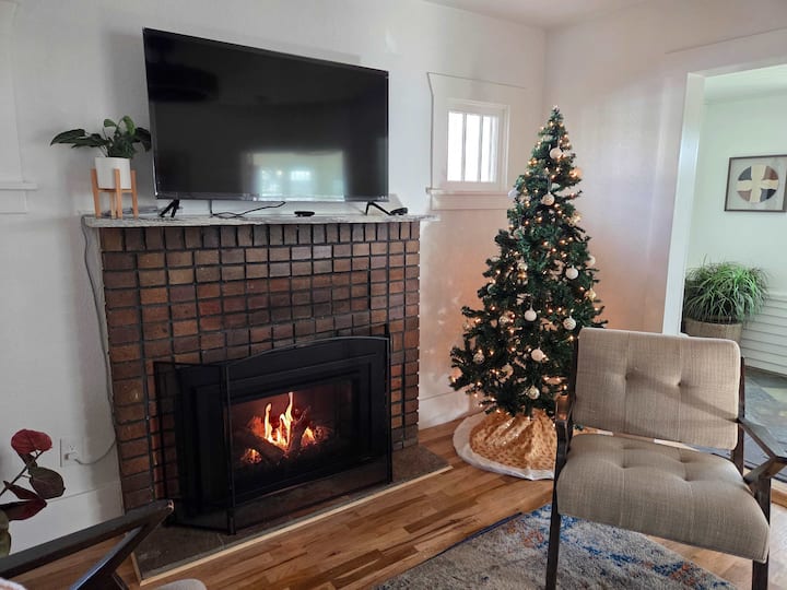 Erie Escape-hot Tub, Fireplace & Walk To Downtown! - Erie, CO