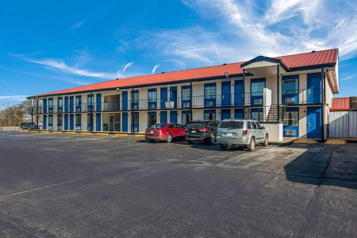 Comfort Meets Convenience | Free Breakfast - Broken Bow, OK