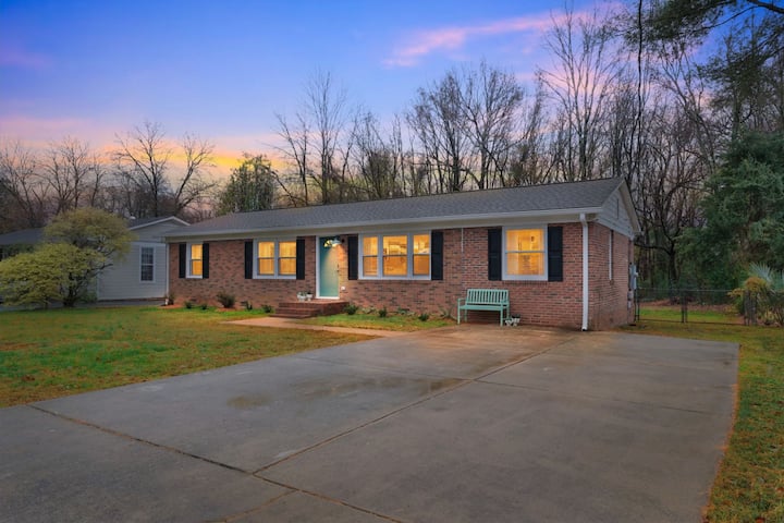 She's A Brick. House. Walk To Matthews. Pets Ok! - Charlotte, NC