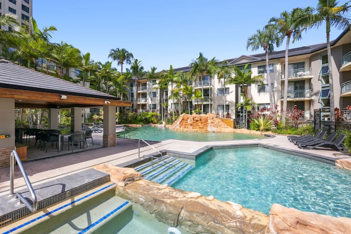 2-bed Beachfront Escape With Pool And Bbq Access - Coolangatta