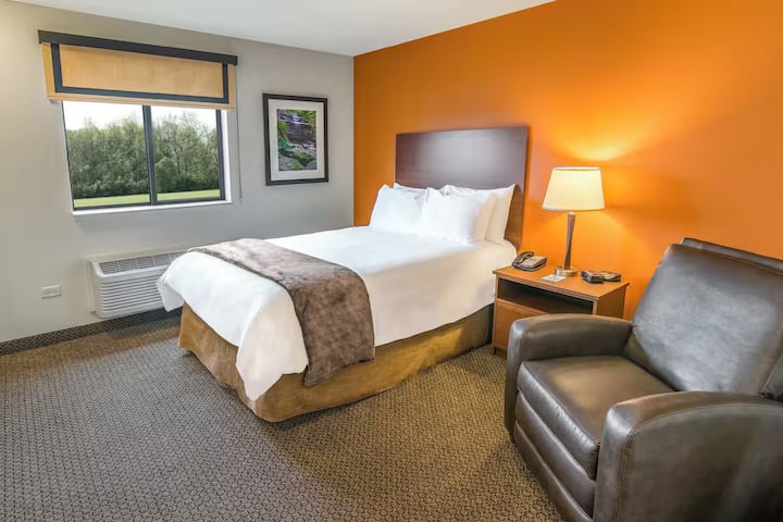 Relax & Recharge! Queen Bed + Recliner Near Alerus - Grand Forks, ND